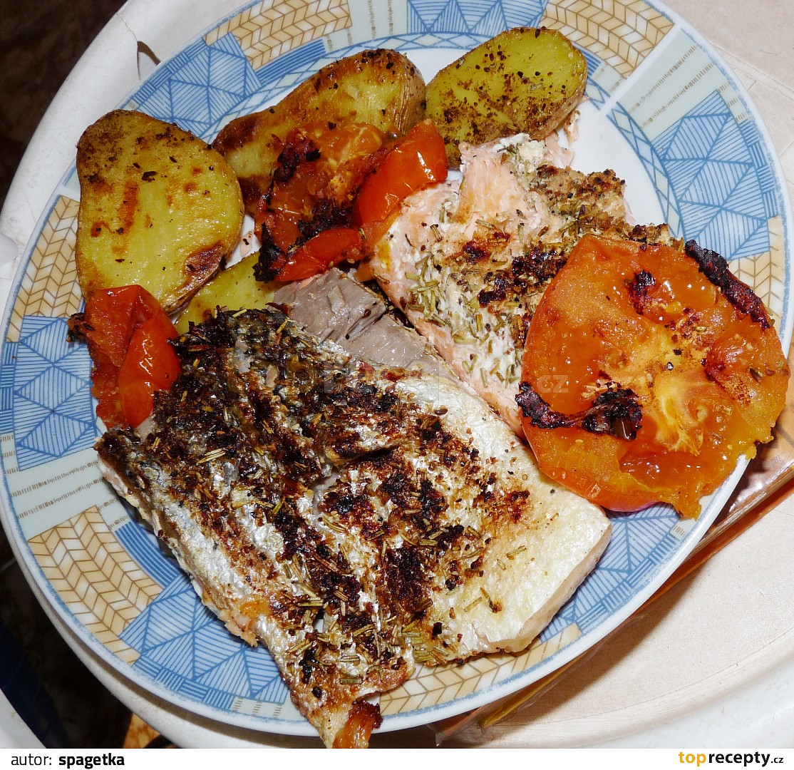 Grilovaný filet z lososa s brambůrkem a rajským recept - TopRecepty.cz