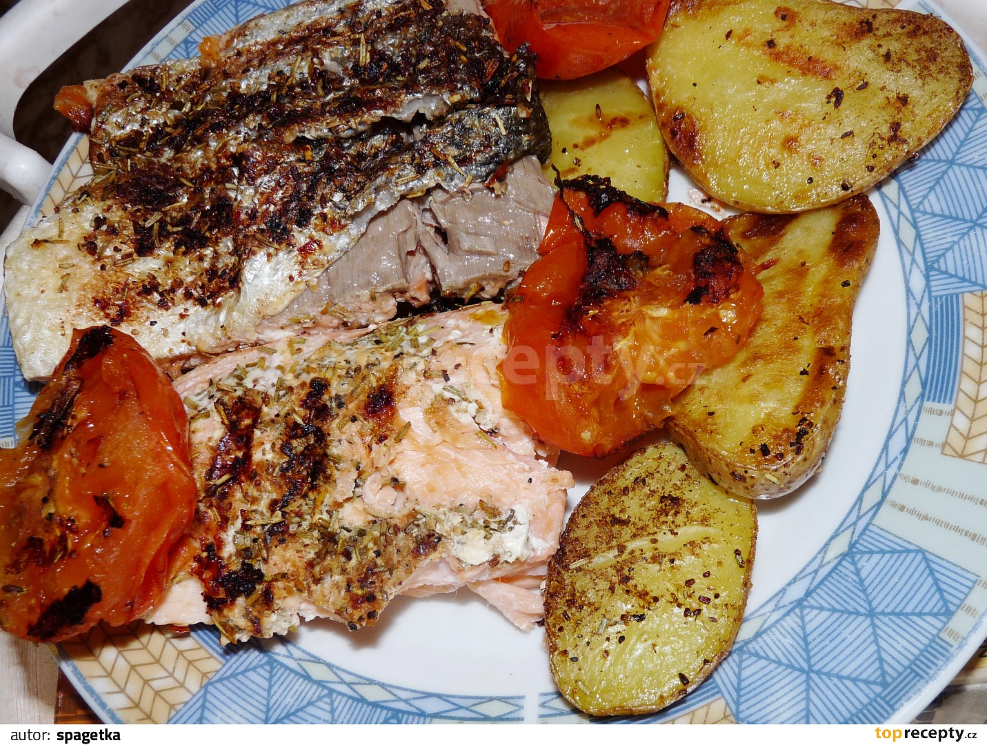 Grilovaný filet z lososa s brambůrkem a rajským recept - TopRecepty.cz