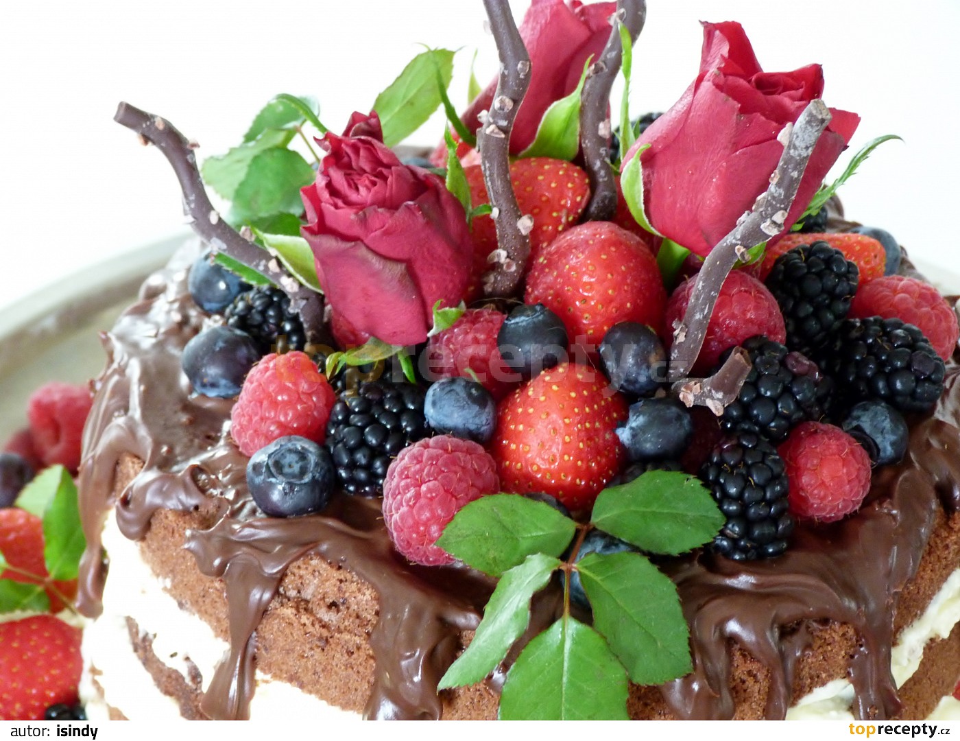 Čokoládový dort s polevou, ovocem a růžemi recept - TopRecepty.cz