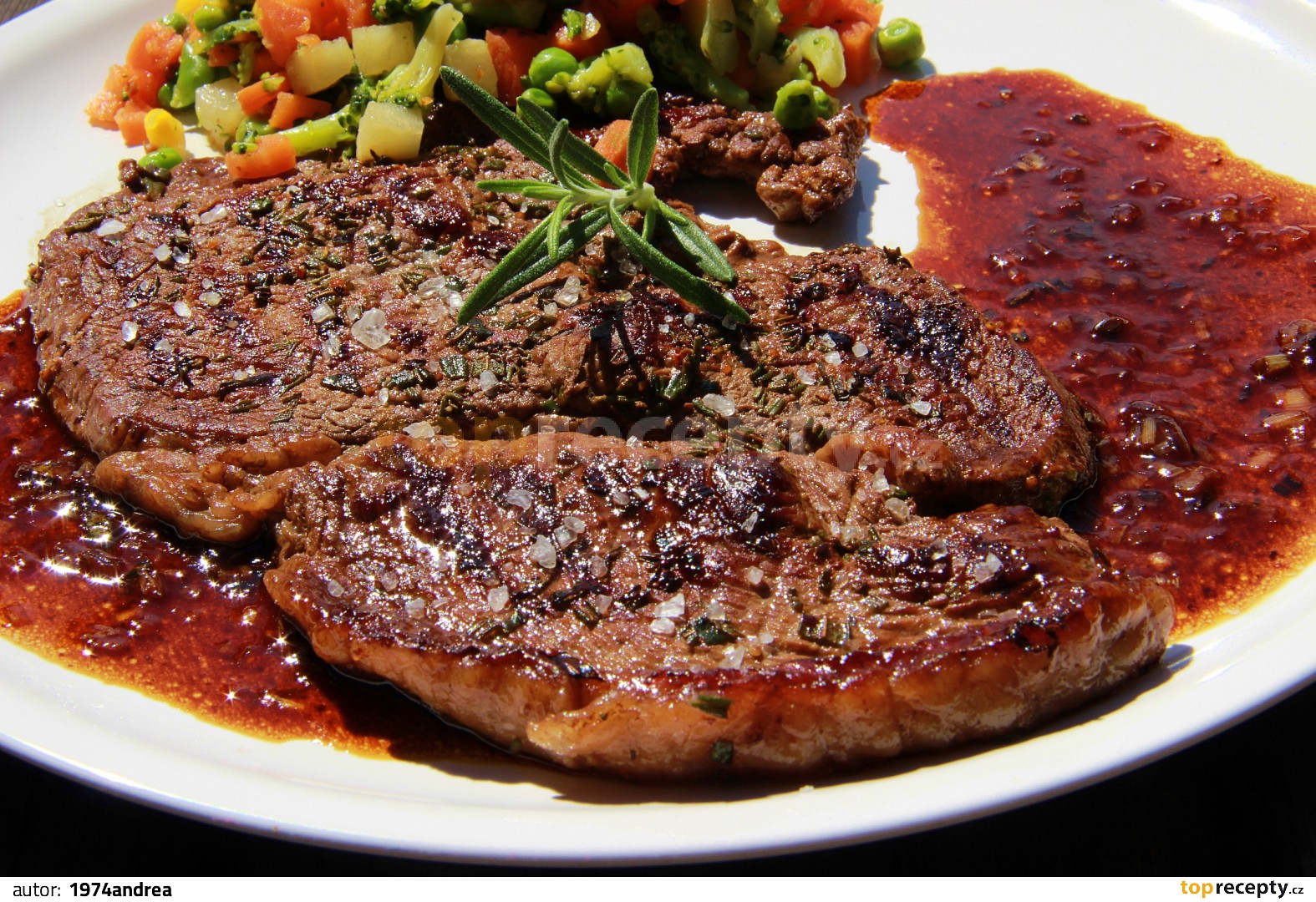 Flambovaný rump steak s omáčkou s brandy recept - TopRecepty.cz