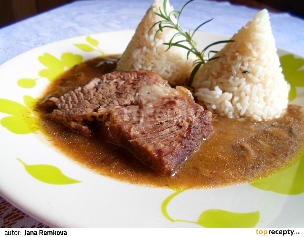 Hovězí plátky na zelenině a houbách recept - TopRecepty.cz