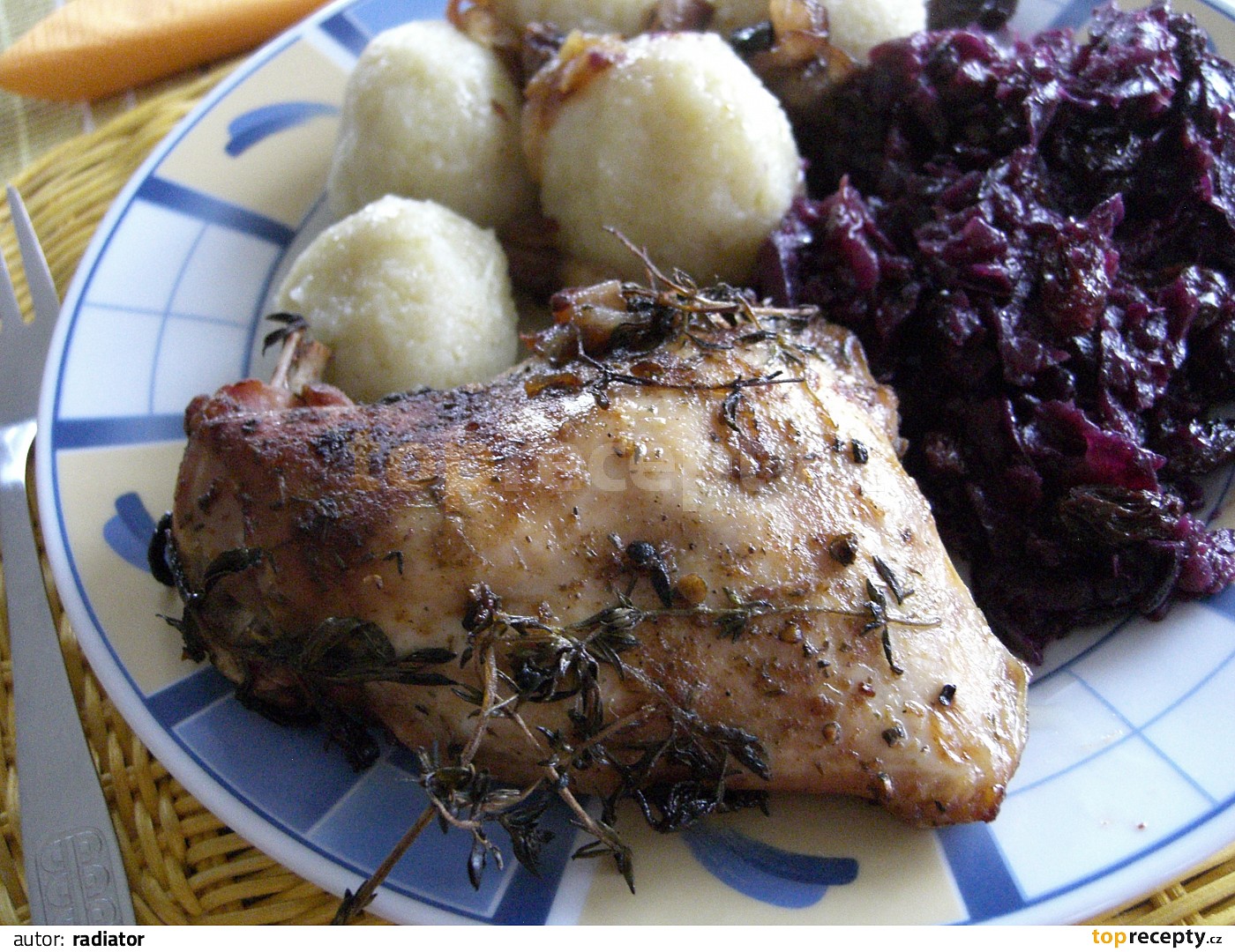 Králík pečený na cibuli a česneku s bylinkami recept - TopRecepty.cz