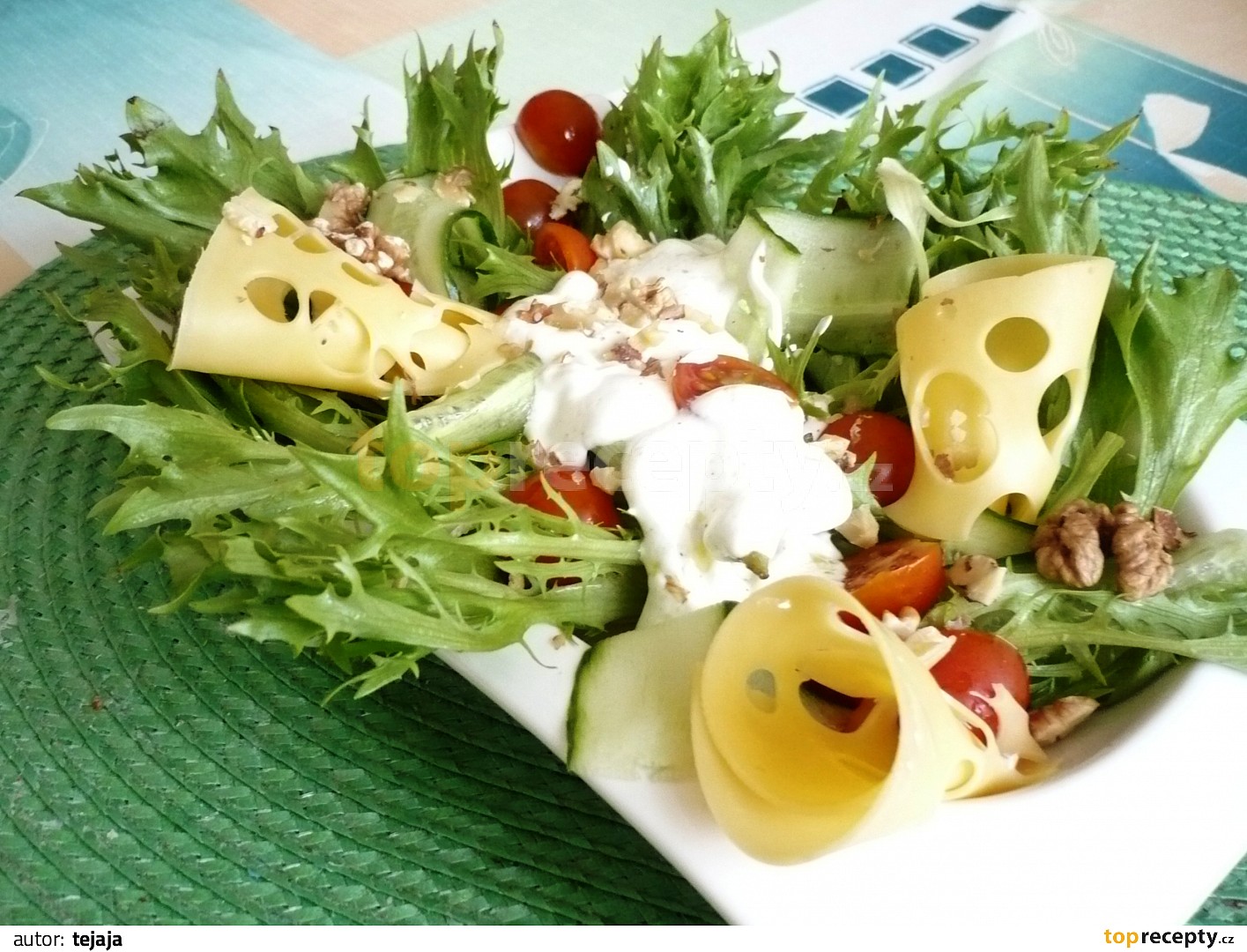 Listový salát s ořechy recept - TopRecepty.cz