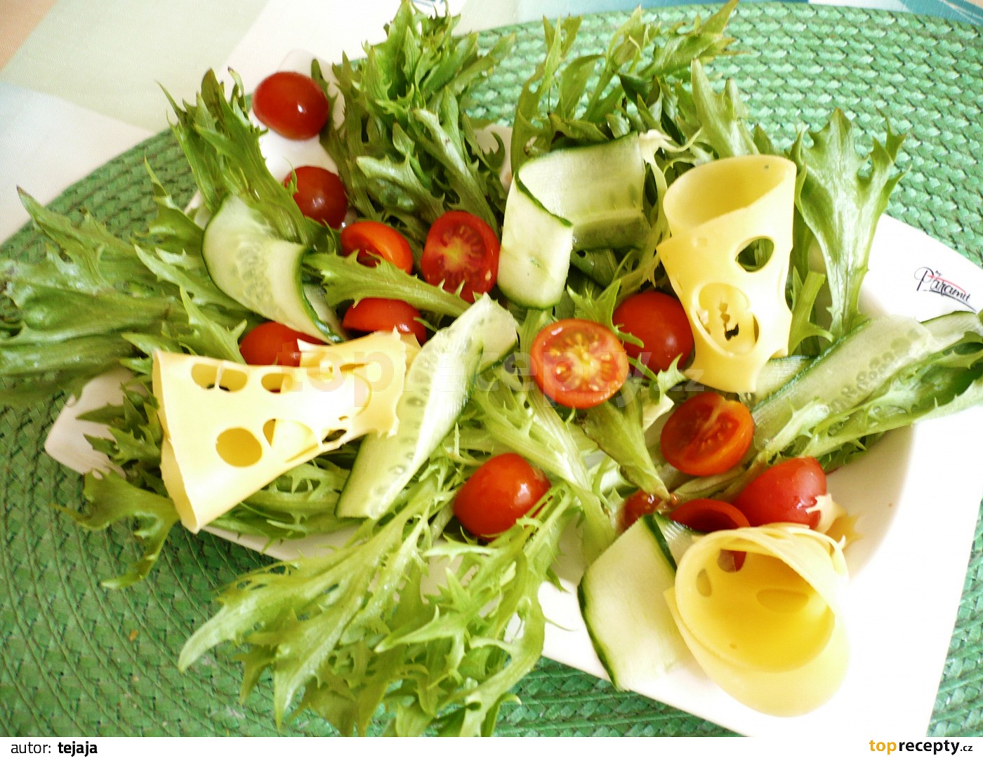 Listový salát s ořechy recept - TopRecepty.cz