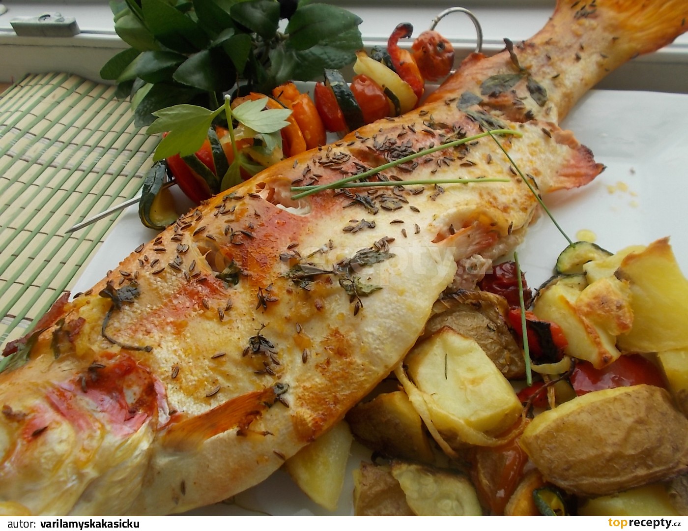 Zlatý pstruh na bylinkách se zeleninovými špízy recept - TopRecepty.cz