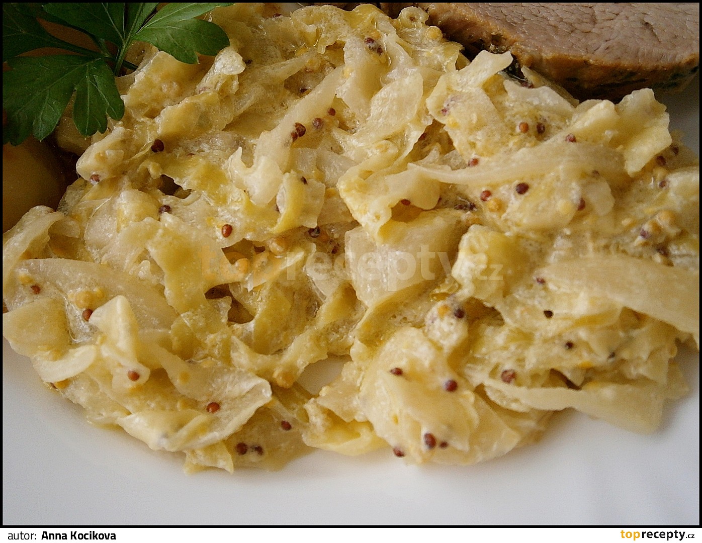 Dušené hlávkové zelí s hořčicí a smetanou recept - TopRecepty.cz
