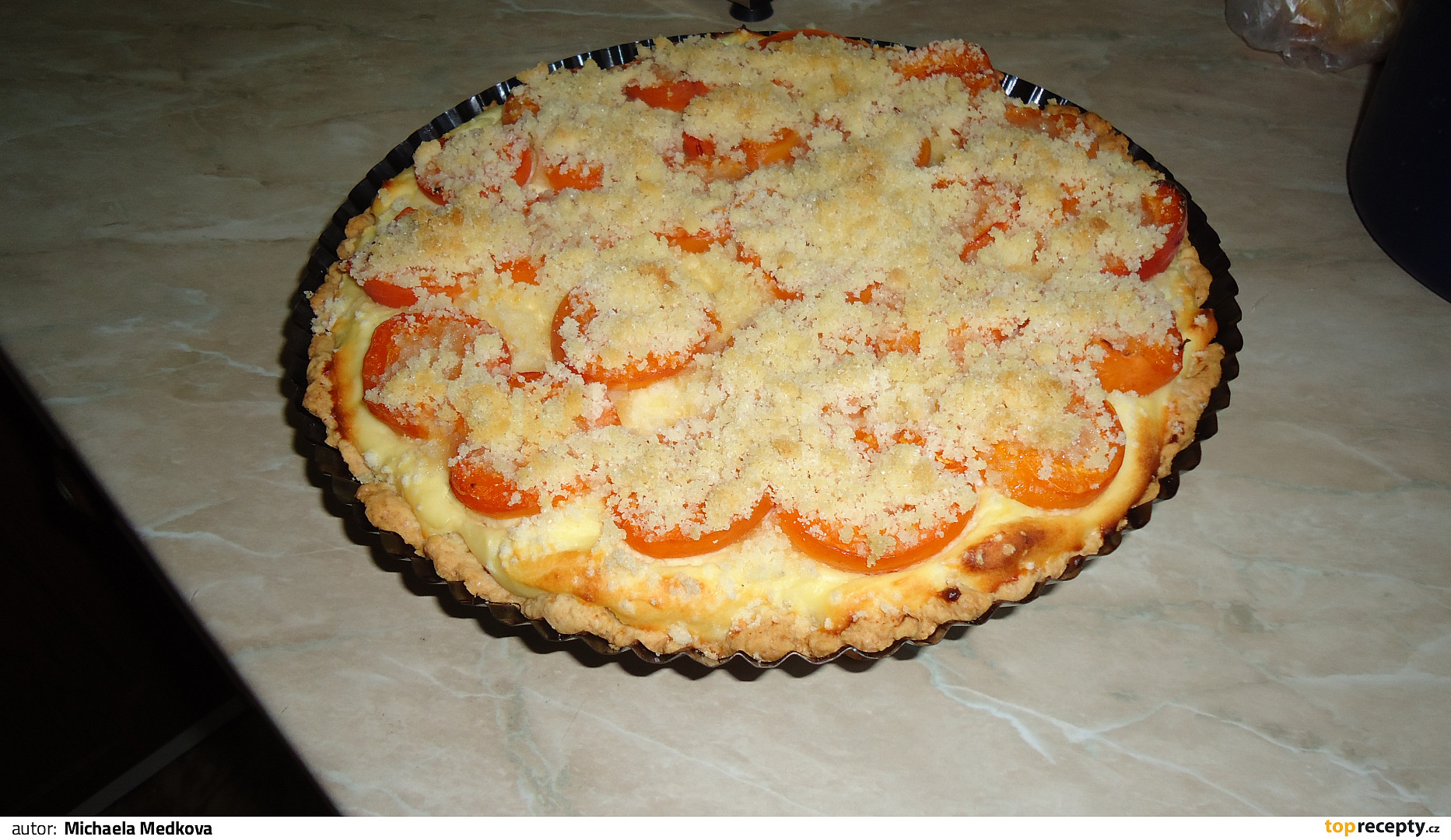 Meruňkový koláč s tvarohem a drobenkou recept - TopRecepty.cz