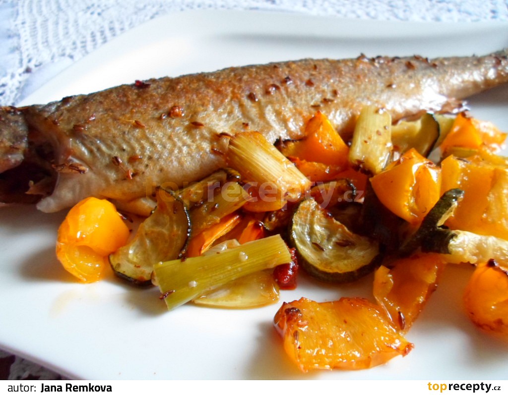 Grilovaný pstruh na másle a česneku recept - TopRecepty.cz