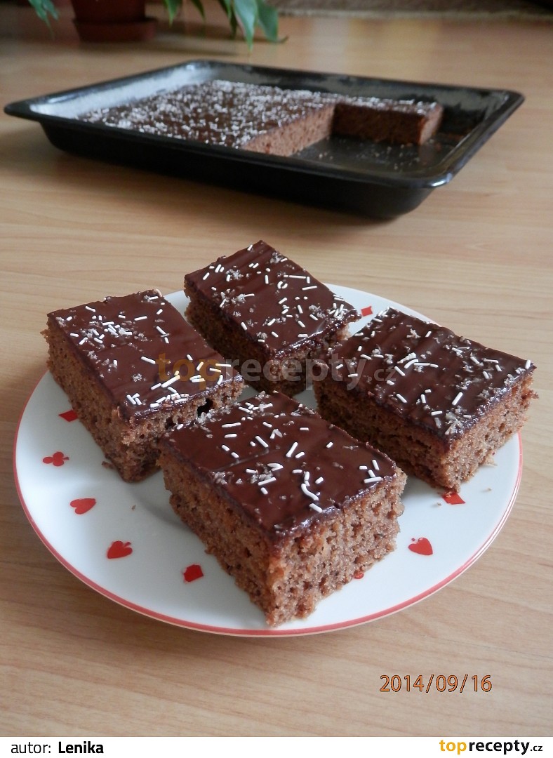 Jablkové řezy s ořechy a čokopolevou recept - TopRecepty.cz