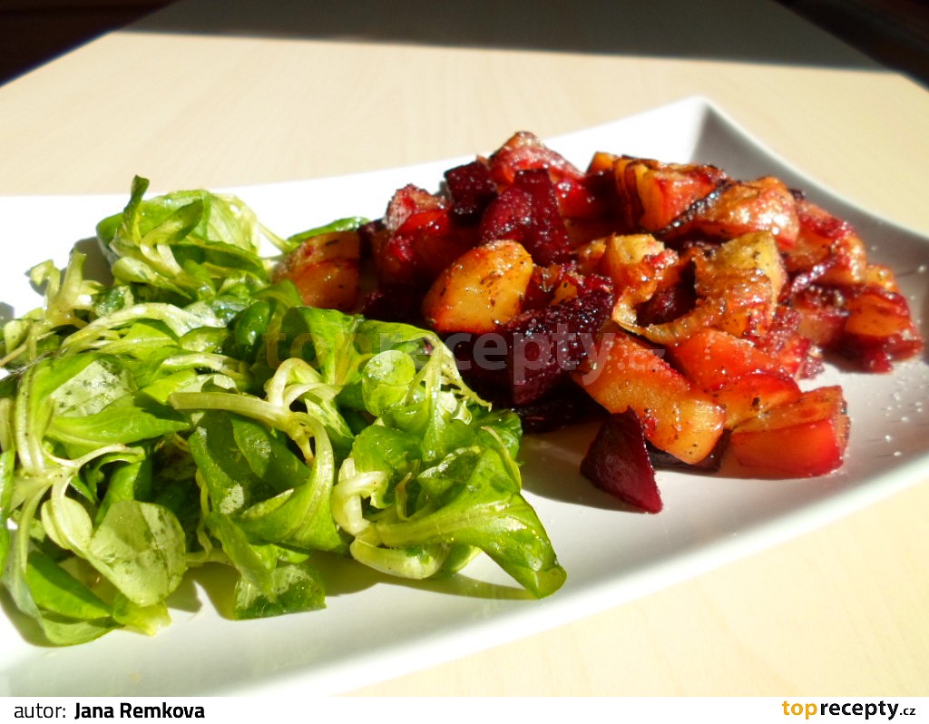 Pečená červená řepa s brambory a cibulí recept - TopRecepty.cz