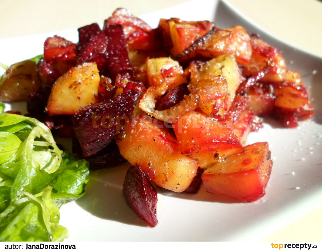 Pečená červená řepa s brambory a cibulí recept - TopRecepty.cz