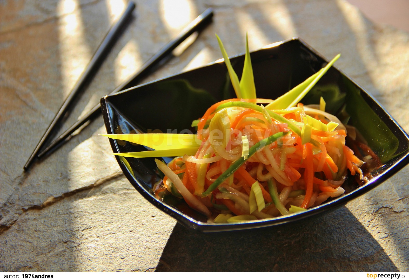 Asijský zeleninový salát recept - TopRecepty.cz