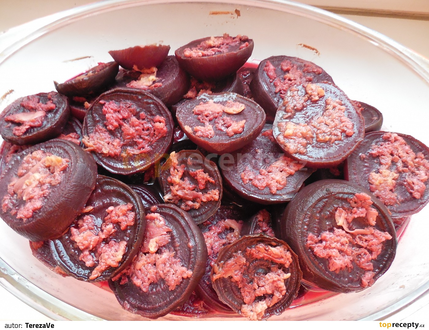 Pečená červená řepa s pečenými bramborami recept - TopRecepty.cz