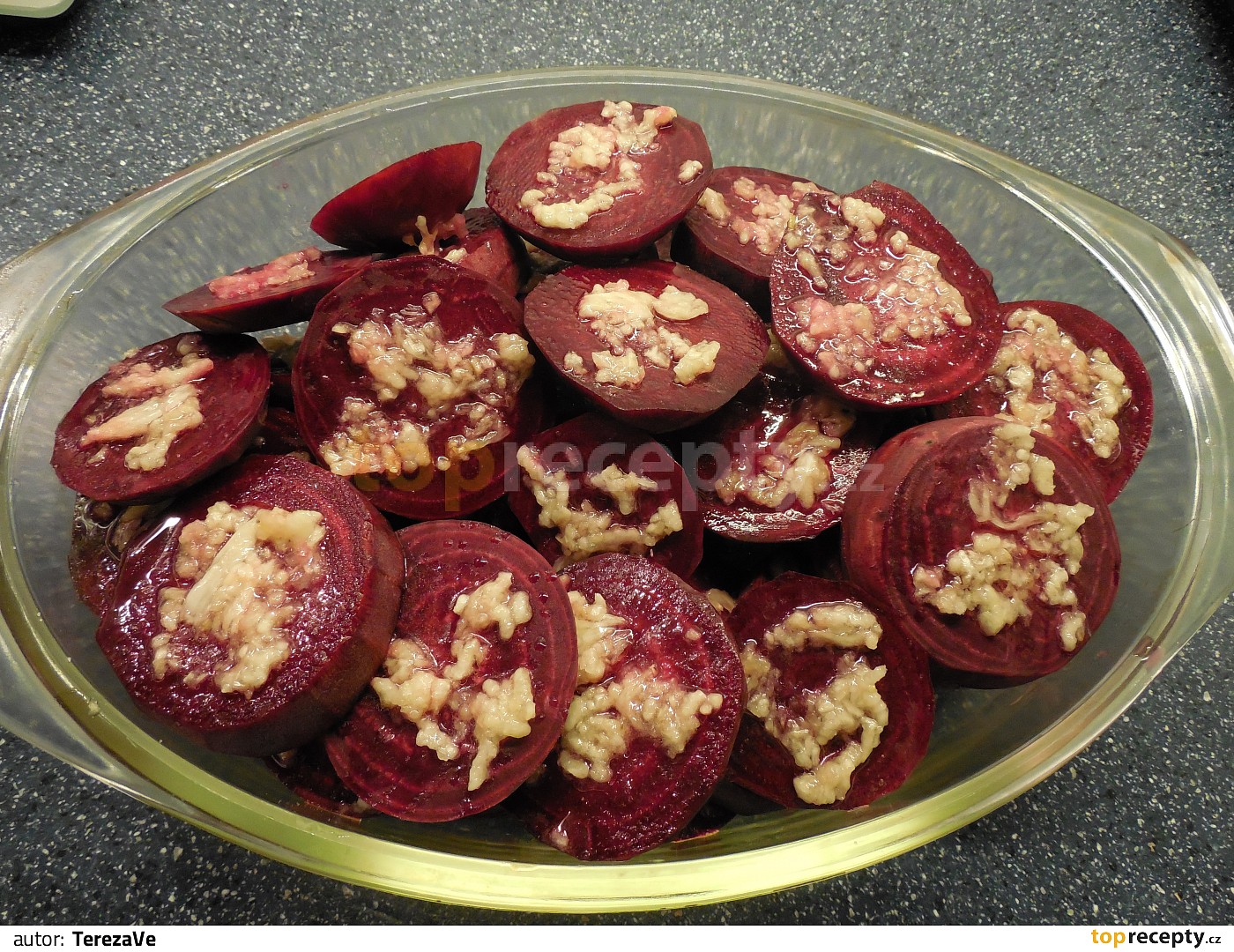 Pečená červená řepa s pečenými bramborami recept - TopRecepty.cz