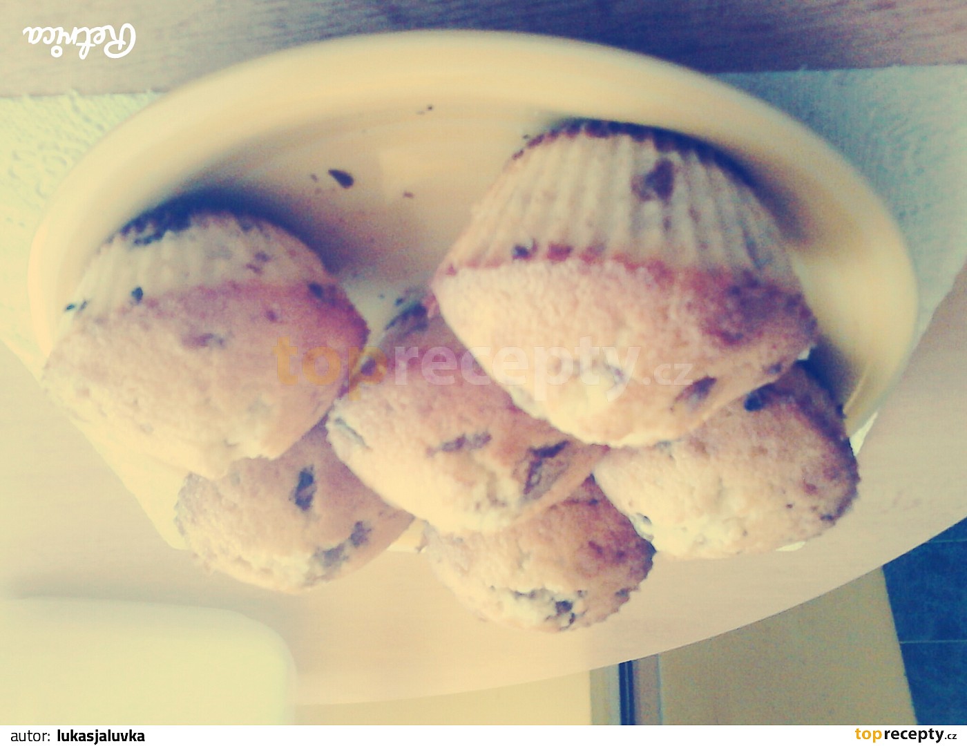 Recept na rychlé muffiny s kousky čokolády - TopRecepty.cz