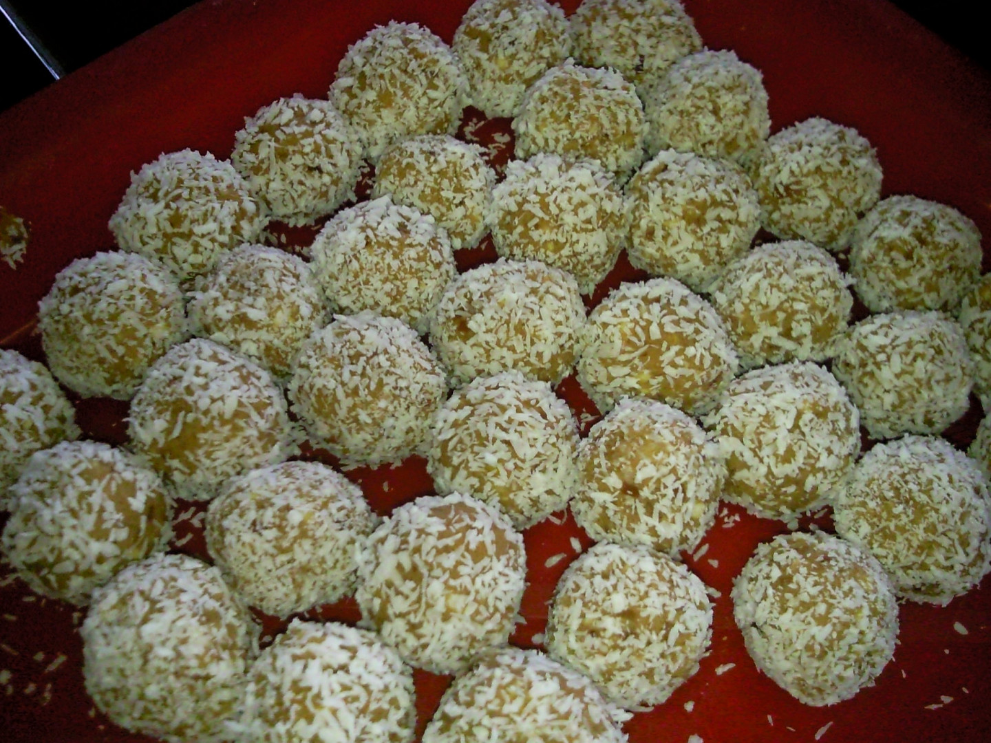 Rumové kuličky z datlí recept - TopRecepty.cz