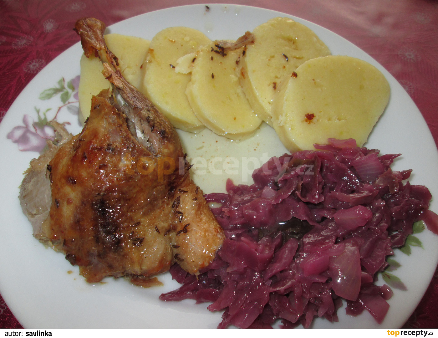 Kachna s červeným zelím a bramborovým knedlíkem - TopRecepty.cz