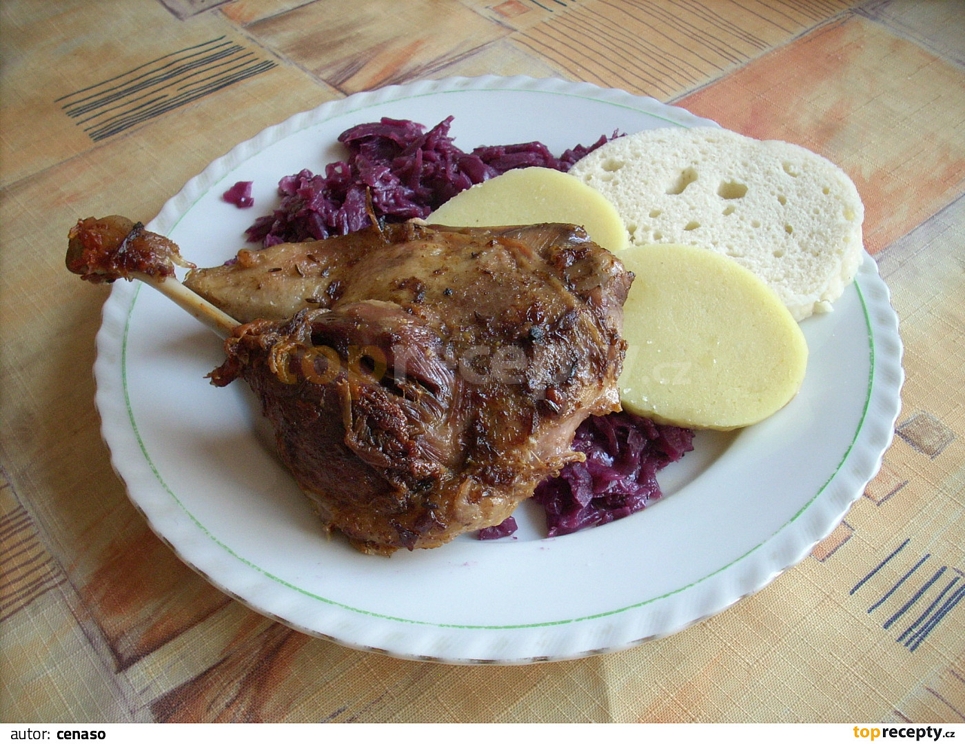 Kachna s červeným zelím a bramborovým knedlíkem - TopRecepty.cz