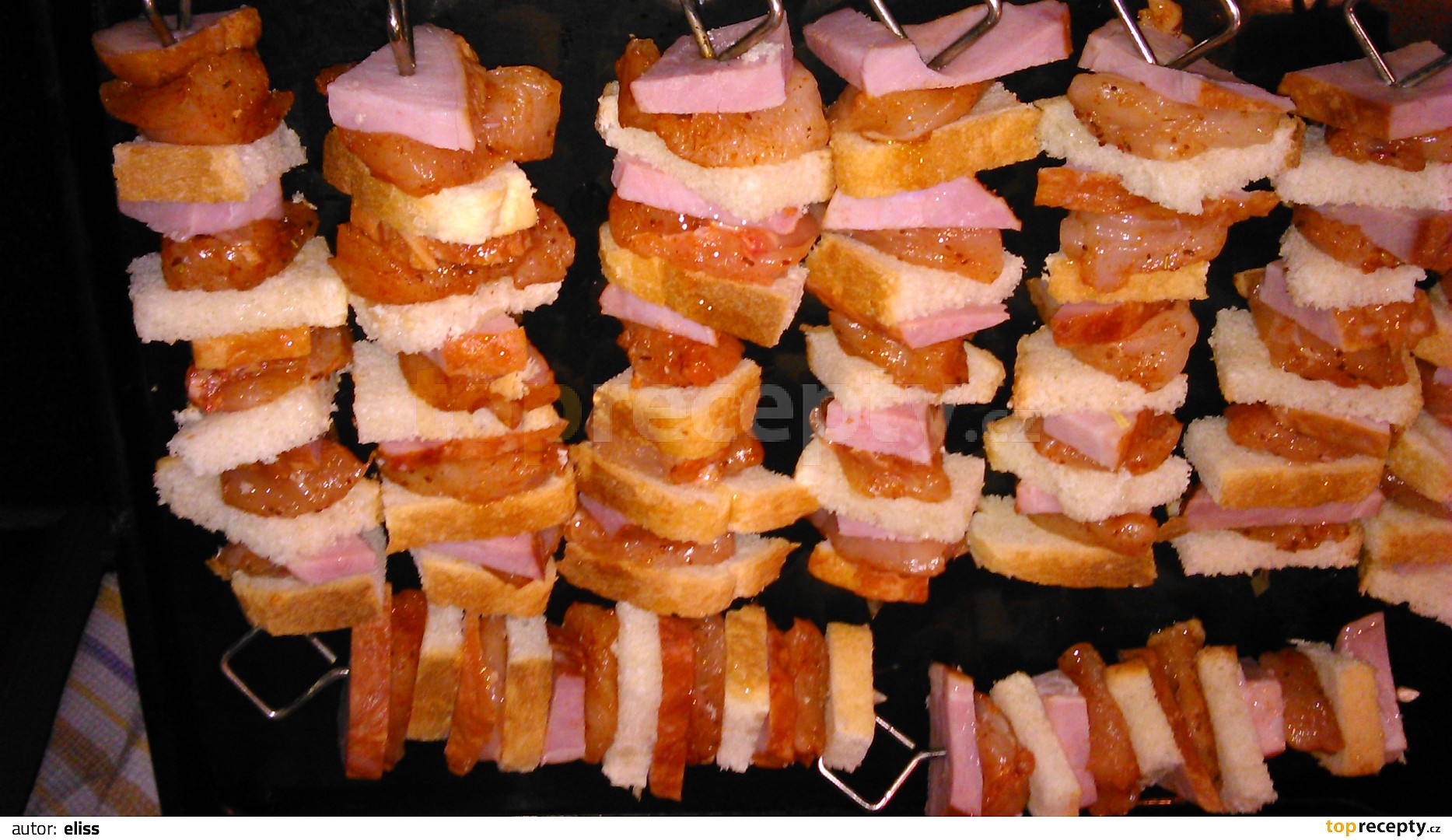 Kuřecí špízy prokládané tousty - TopRecepty.cz