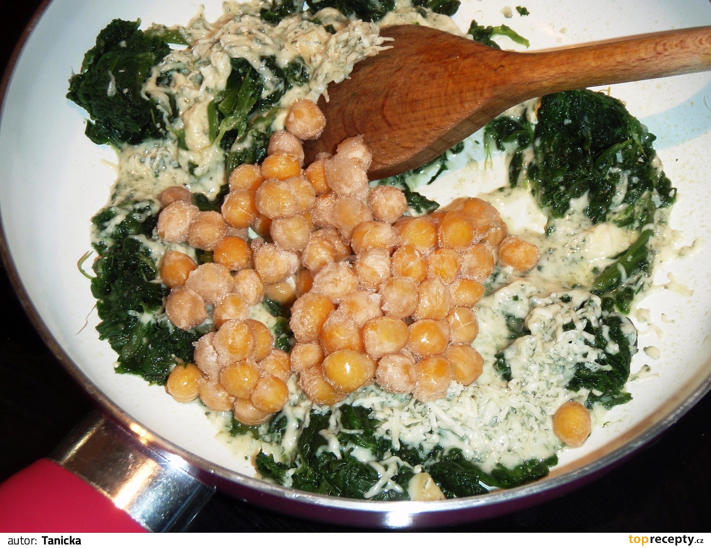 Míchaná vajíčka s cizrnou, špenátem a sýrem recept - TopRecepty.cz