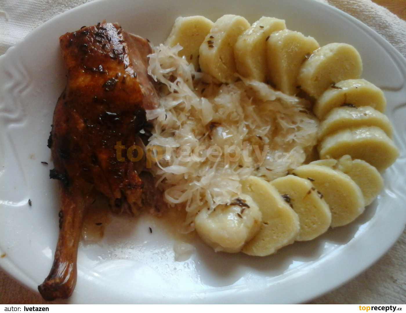Pečená kachna se zelím a bramborovými knedlíky recept - TopRecepty.cz