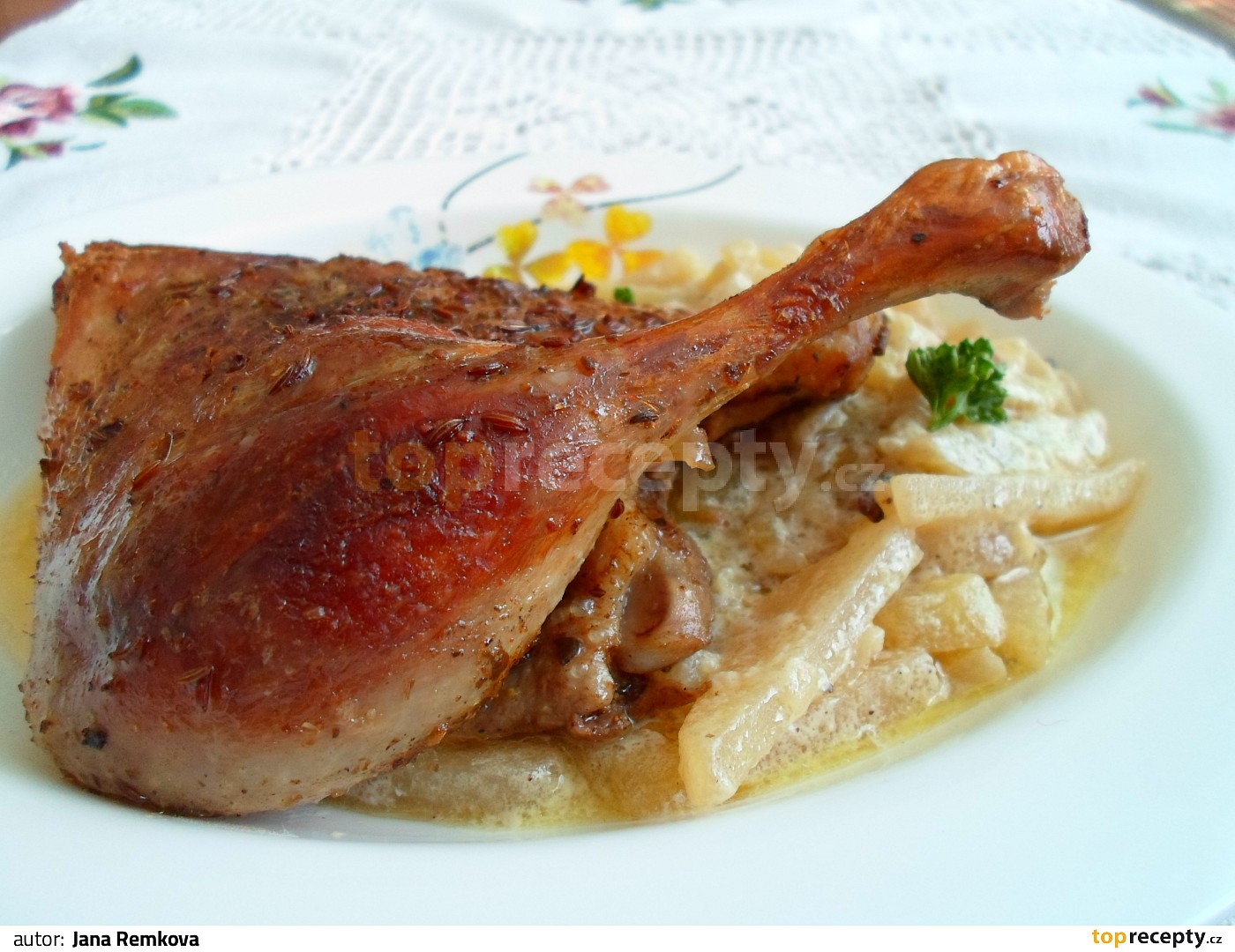 Pečená kachní stehna s kedlubnami na smetaně recept - TopRecepty.cz