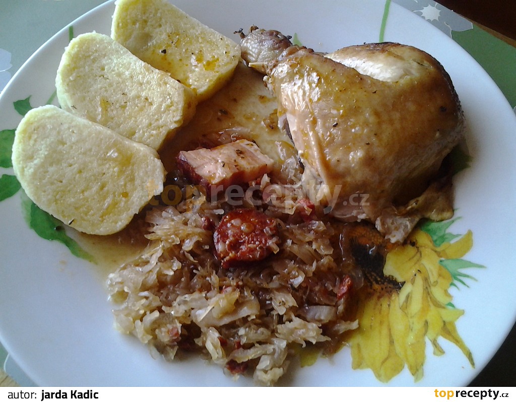 Pečené kuře, plněné kysaným zelím recept - TopRecepty.cz