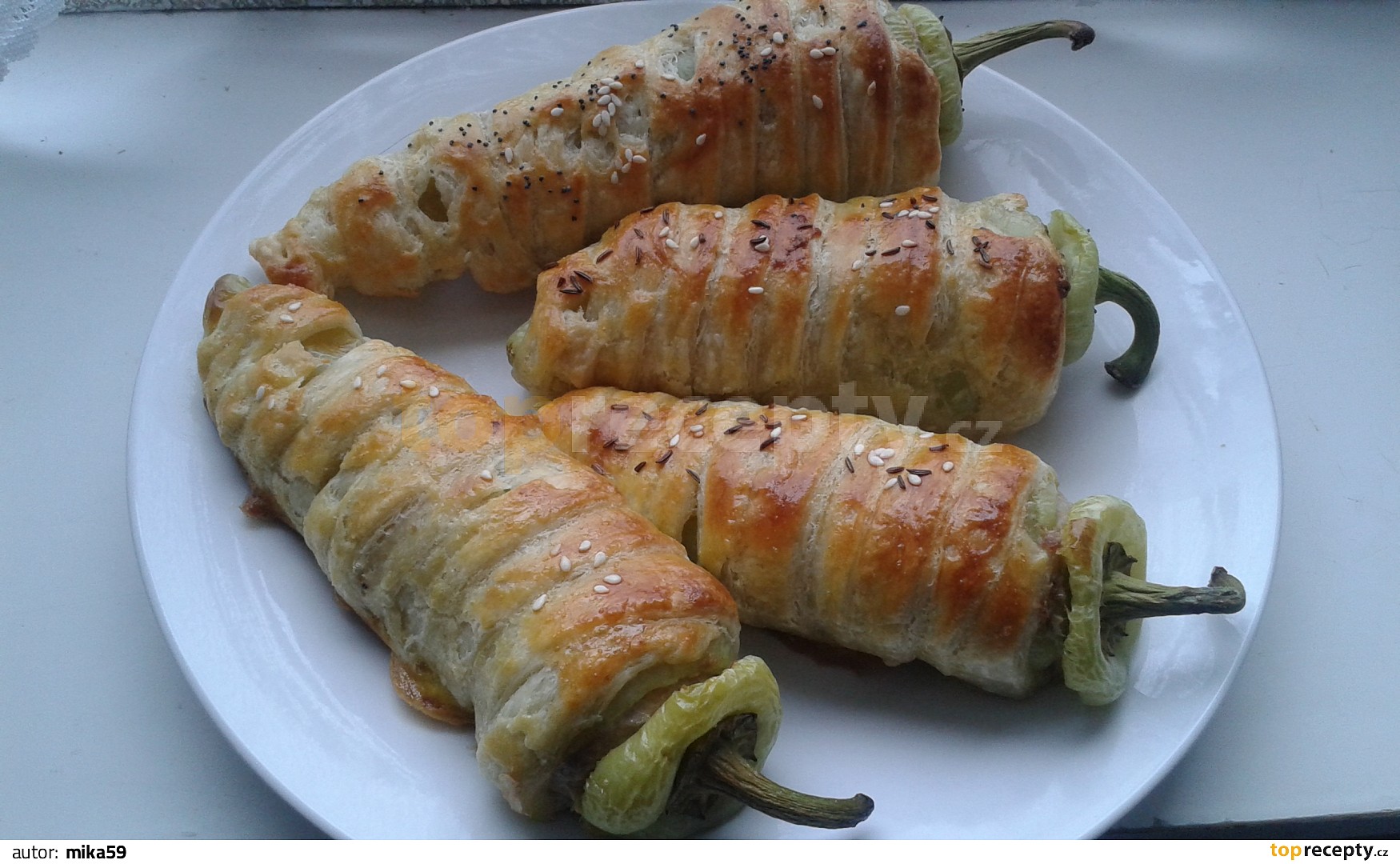Plněné papriky v listovém těstě recept - TopRecepty.cz