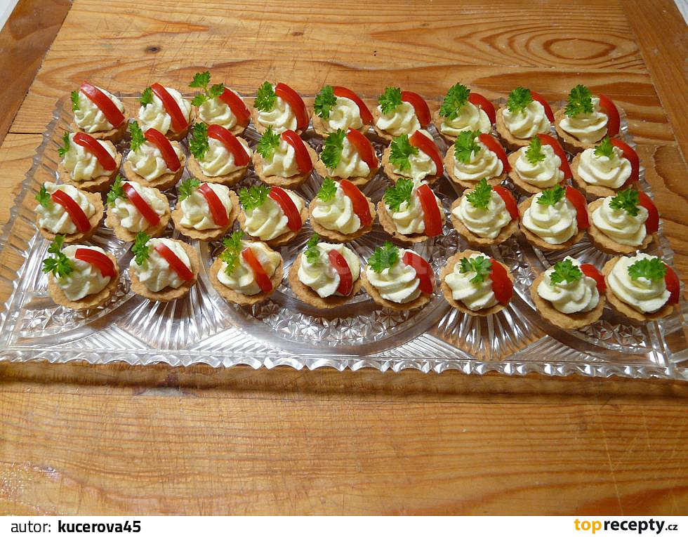 Slané košíčky plněné česnekovou pomazánkou recept - TopRecepty.cz