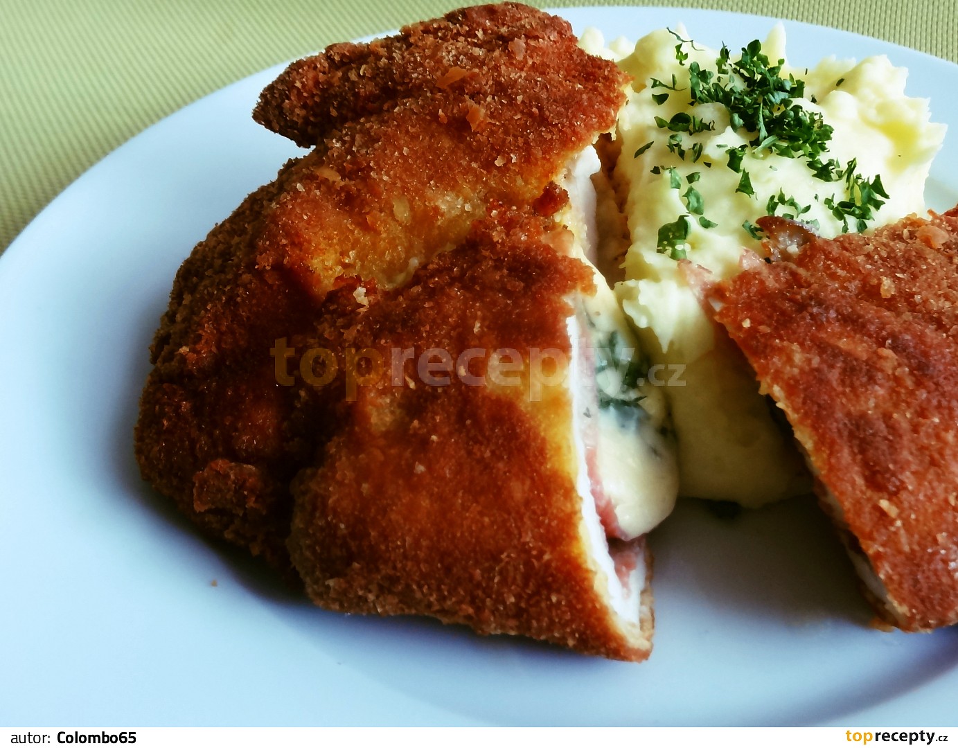 Smažený kuřecí řízek plněný pancettou, sušenou šunkou a goudou recept ...