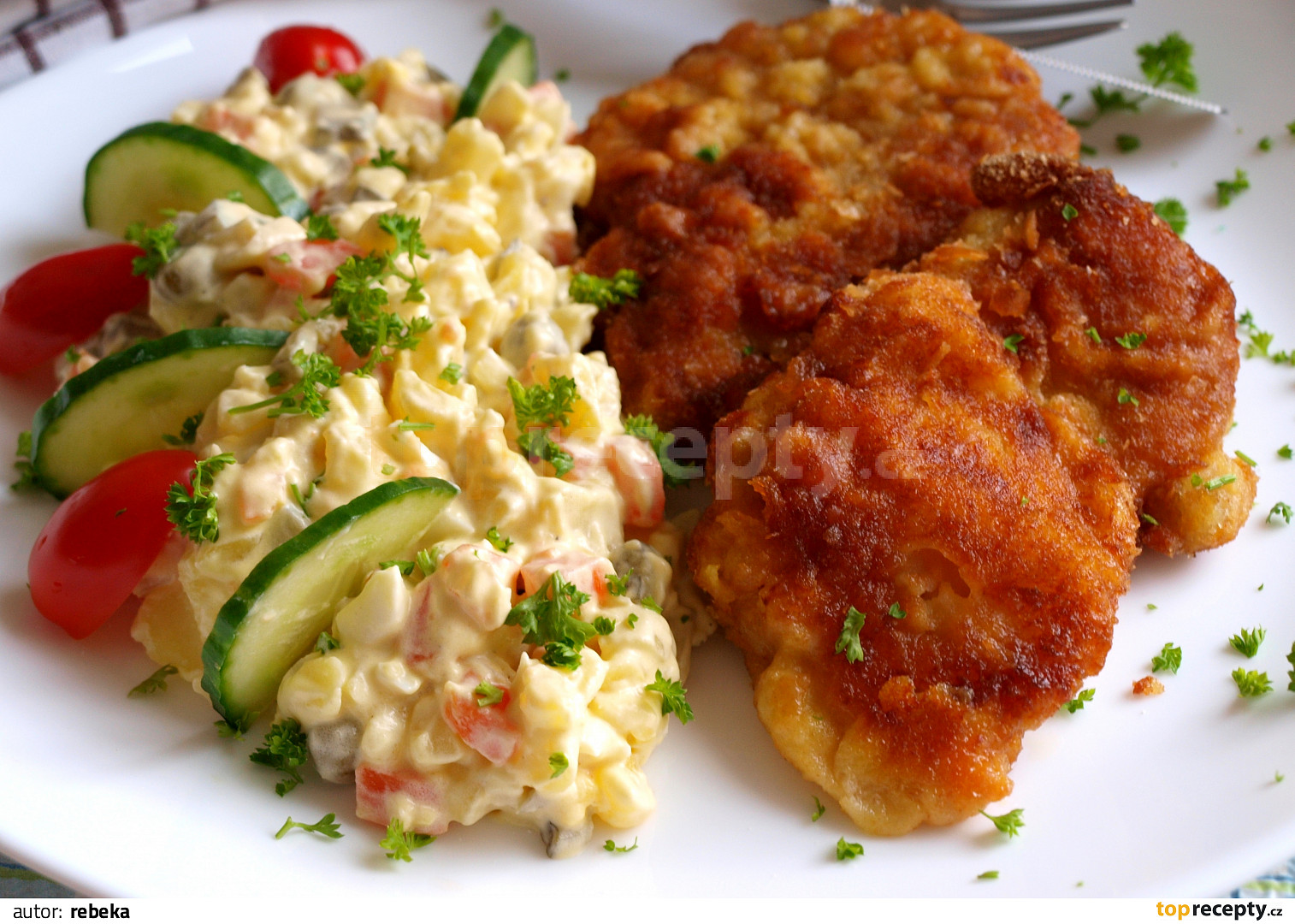 Bramborový salát a kuřecí řízek recept - TopRecepty.cz