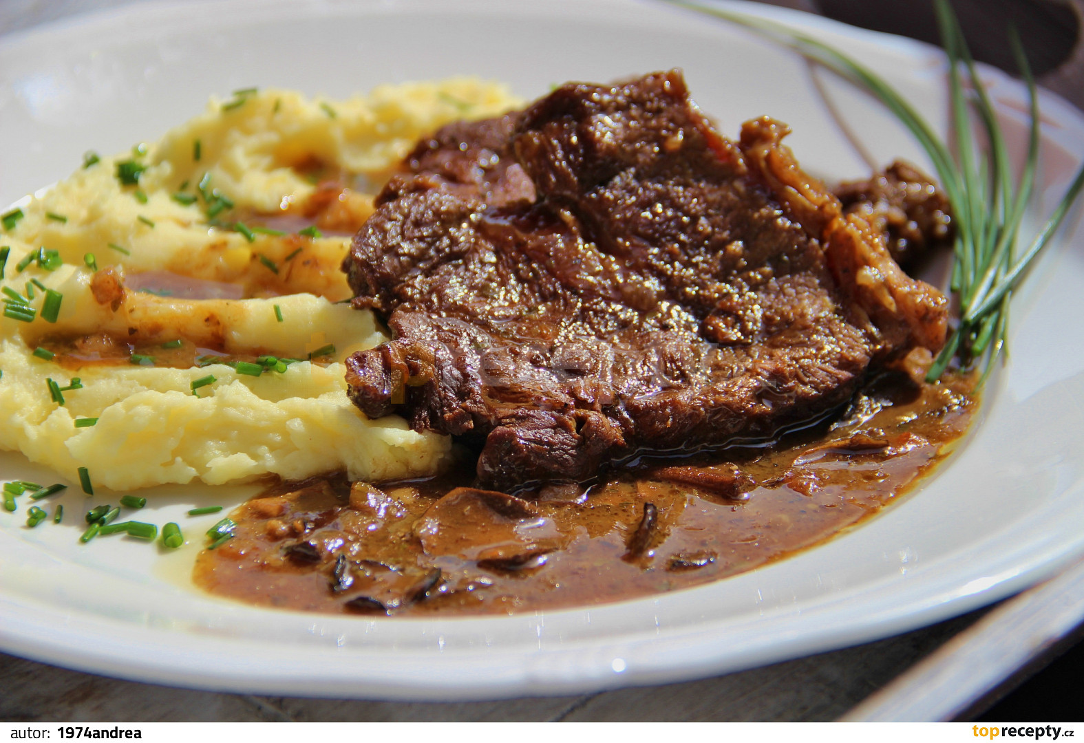 Hovězí loupaná plec na houbách recept - TopRecepty.cz