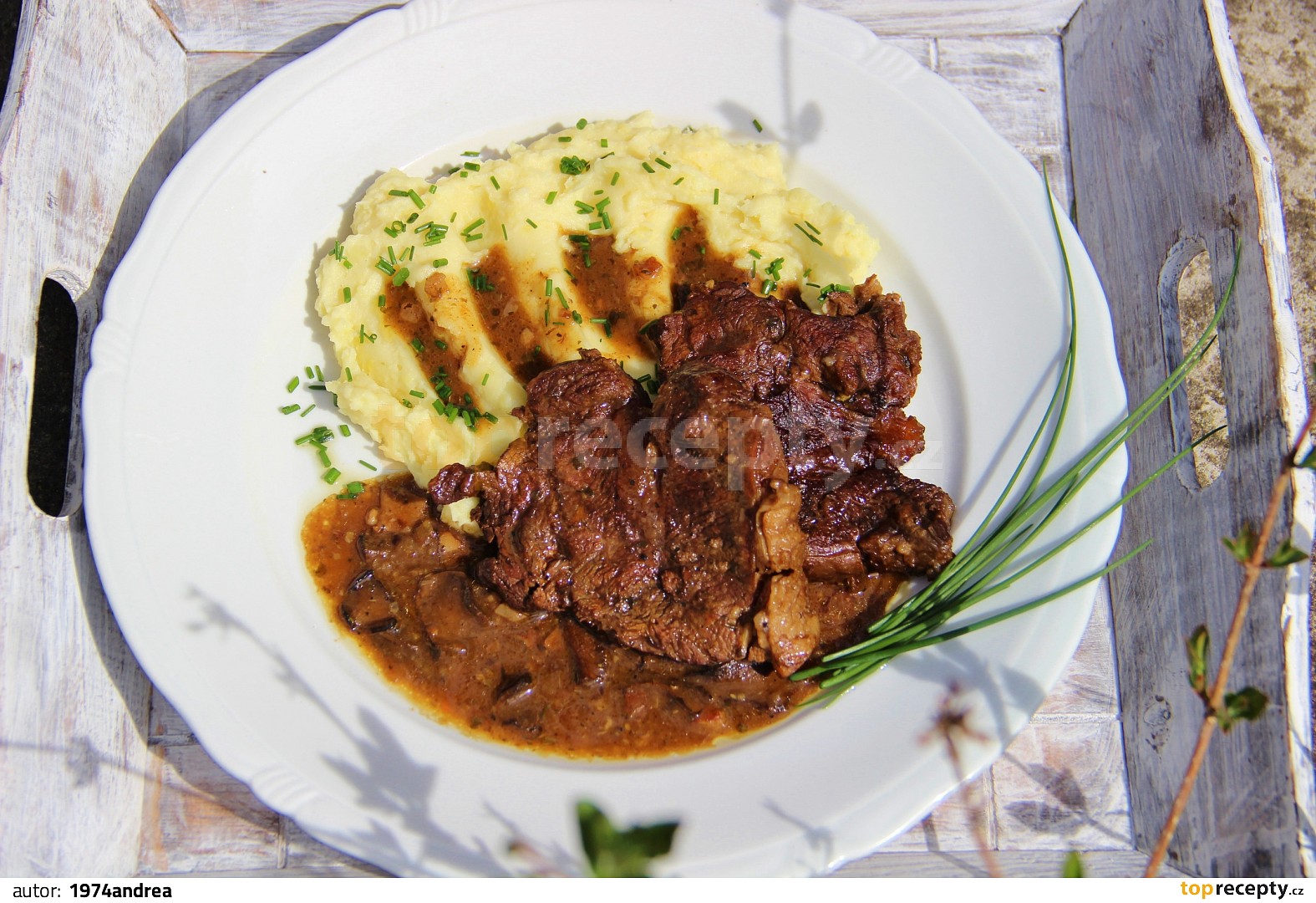 Hovězí loupaná plec na houbách recept - TopRecepty.cz