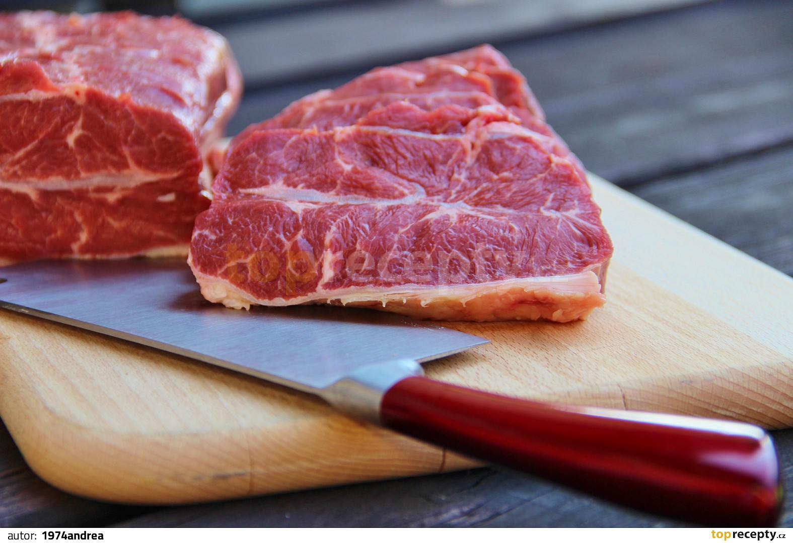 Hovězí loupaná plec na houbách recept - TopRecepty.cz