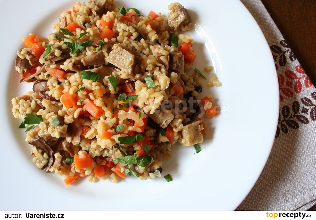 Houbový bulgur se seitanem recept - TopRecepty.cz