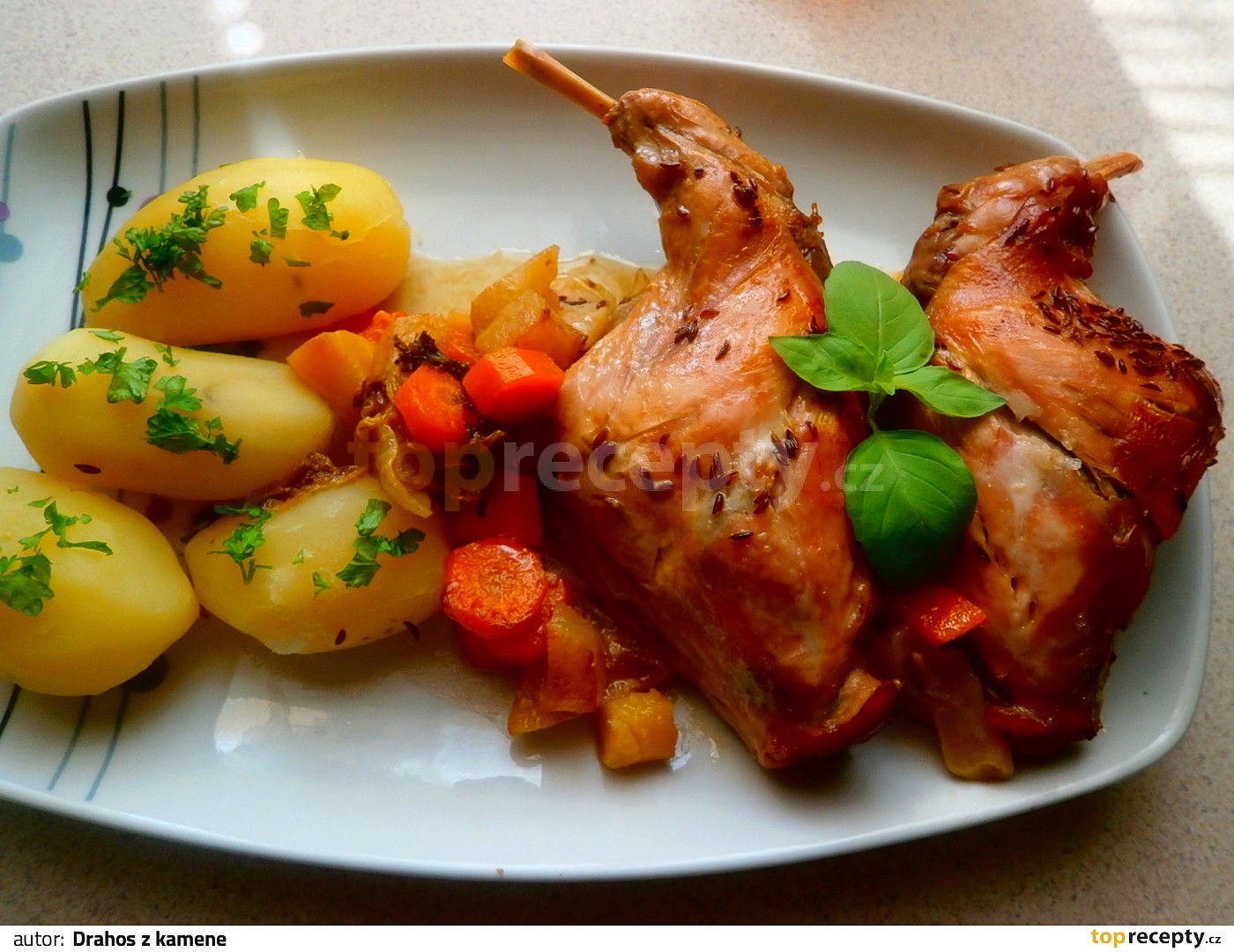Králík pečený v kořenové zelenině recept - TopRecepty.cz