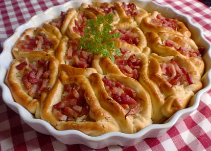 Slaný koláč se zelím a anglickou slaninou - TopRecepty.cz