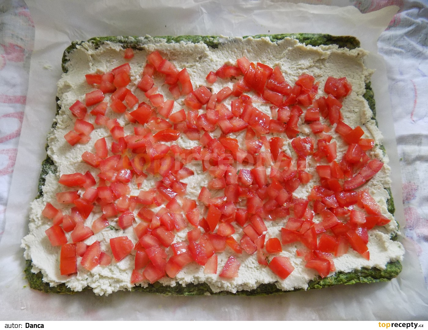 Špenátová roláda s gorgonzolou a rajčaty recept - TopRecepty.cz