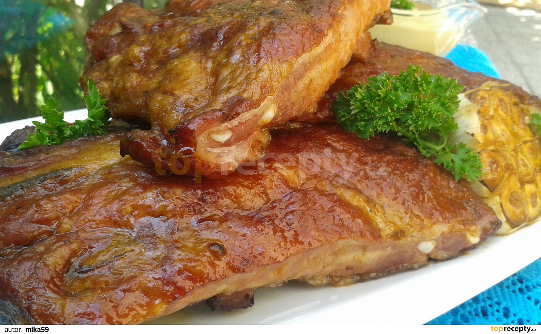 Uzená žebra pomalu pečená recept - TopRecepty.cz