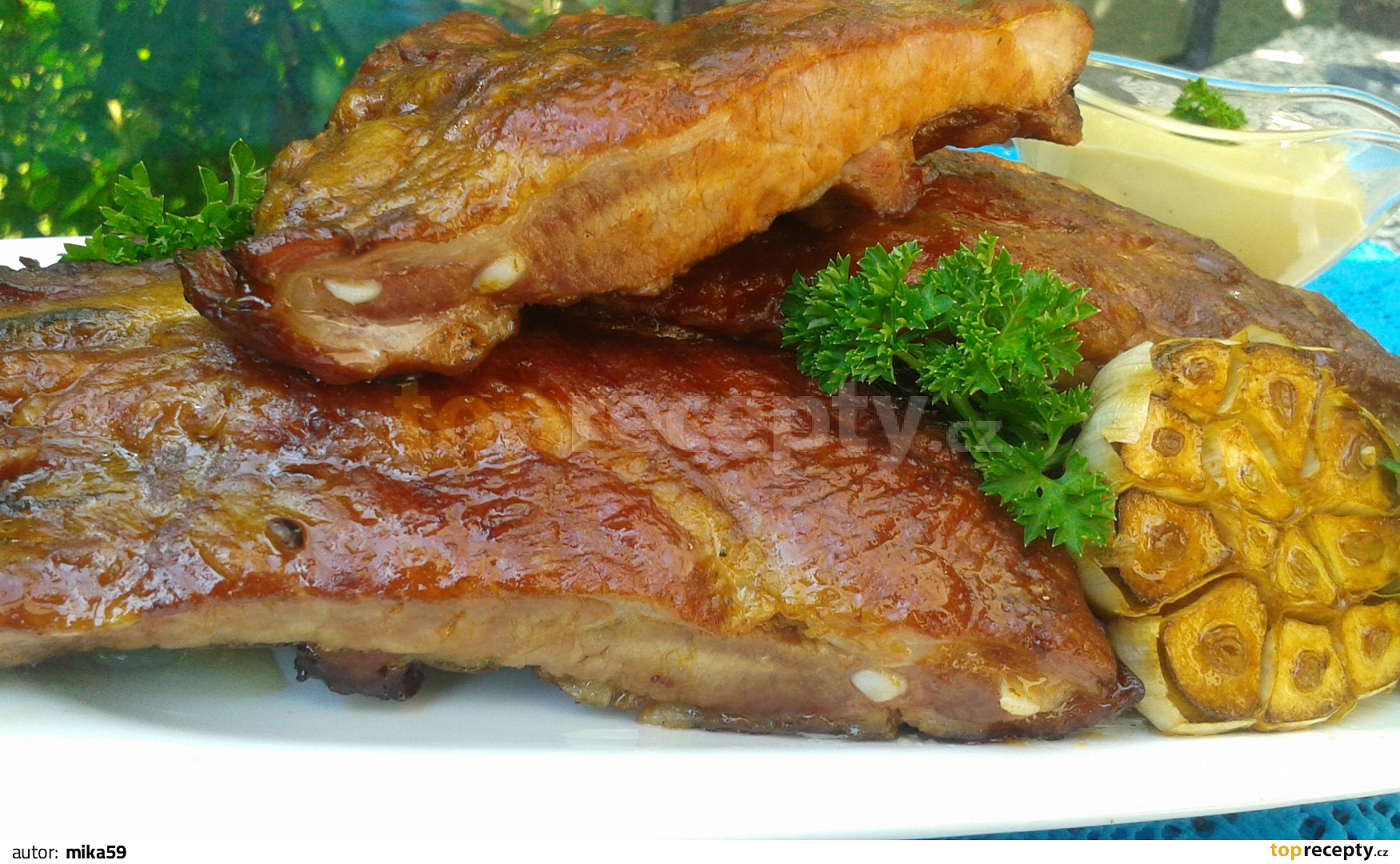 Uzená žebra pomalu pečená recept - TopRecepty.cz