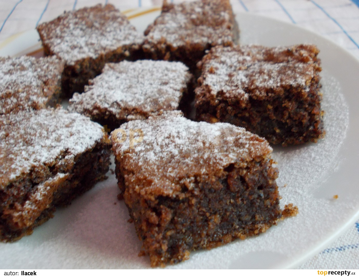 Vláčný makovec s cuketou recept - TopRecepty.cz