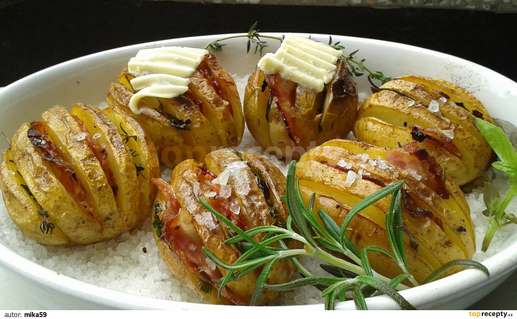 Bylinkové brambory pečené na hrubé soli recept - TopRecepty.cz