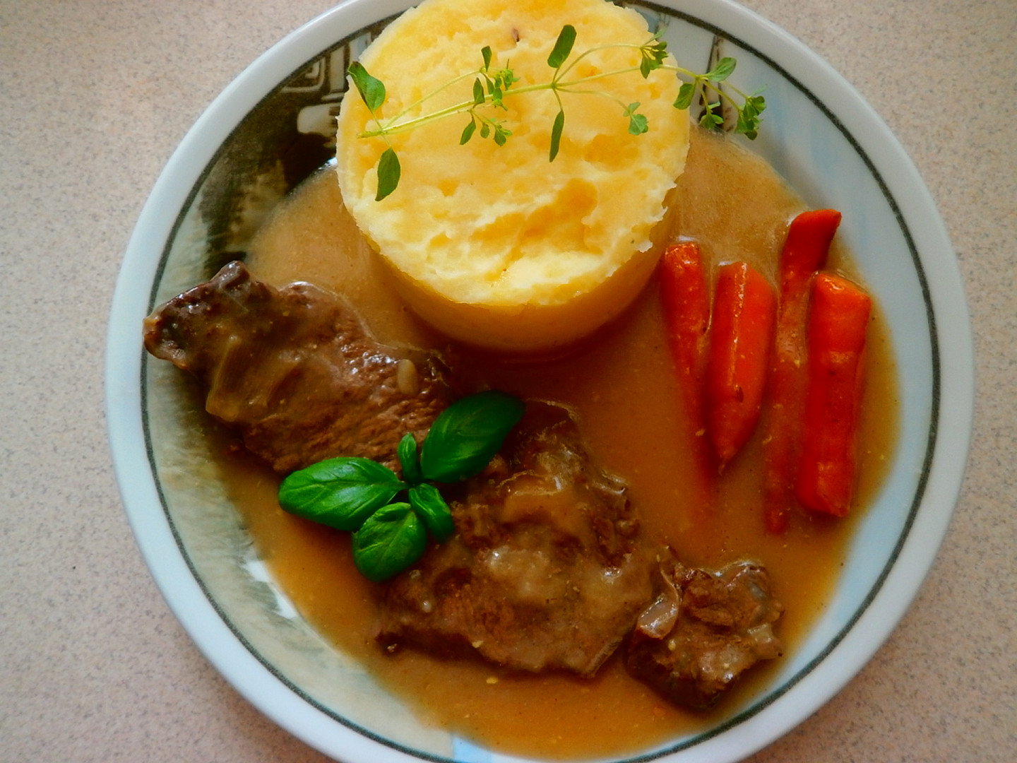 Dušený hovězí pupek na mrkvi recept - TopRecepty.cz