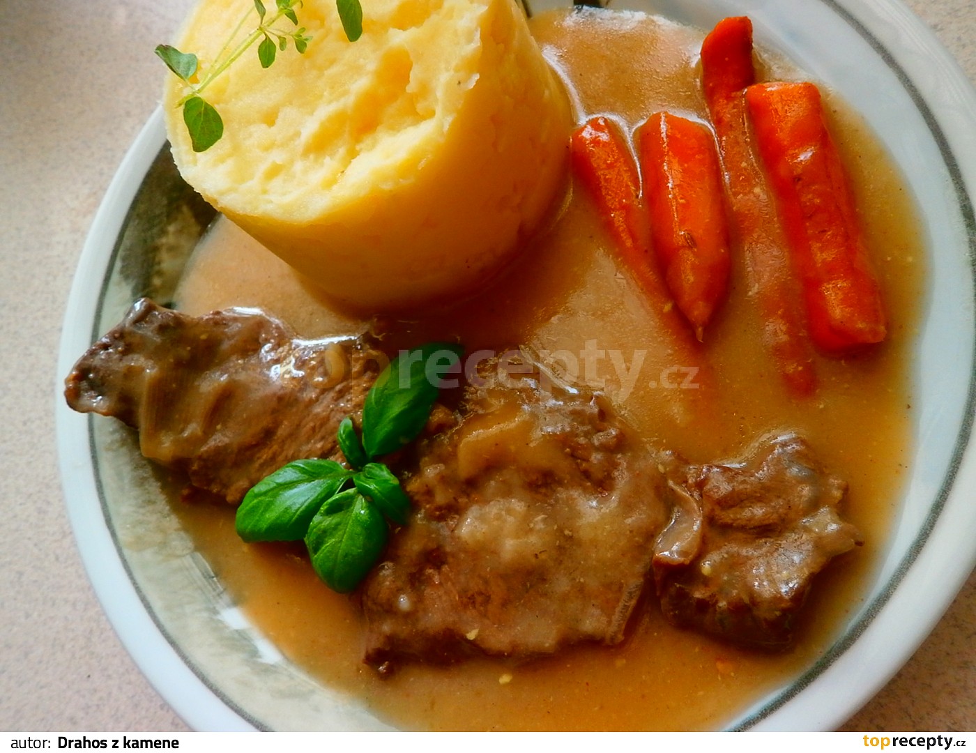 Dušený hovězí pupek na mrkvi recept - TopRecepty.cz