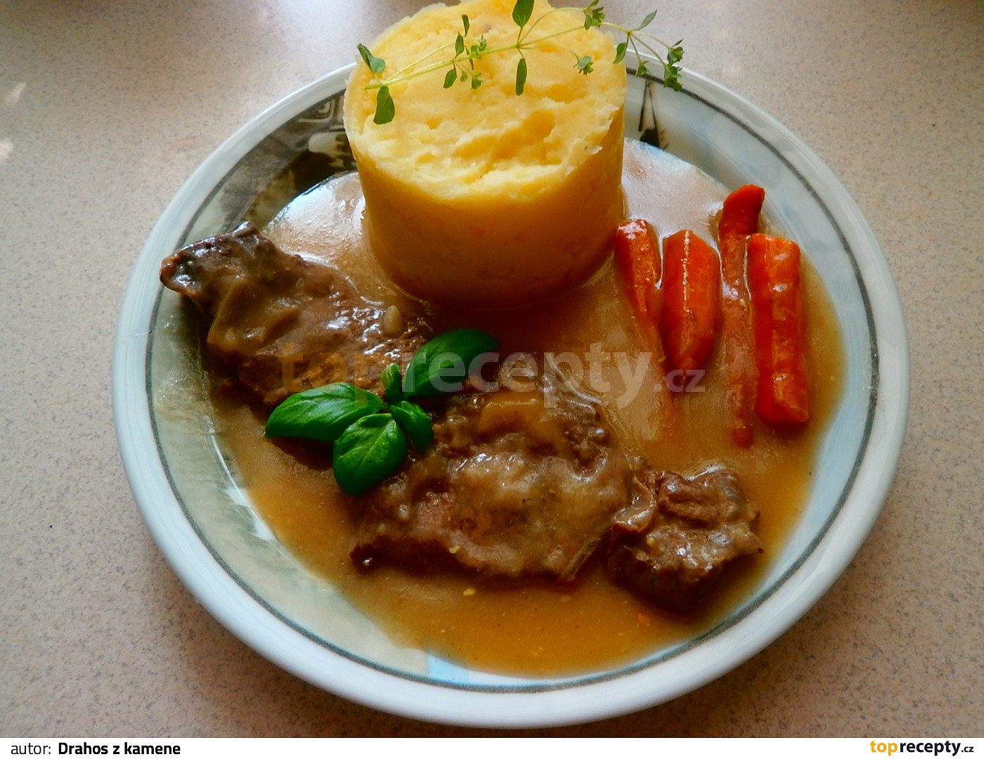 Dušený hovězí pupek na mrkvi recept - TopRecepty.cz