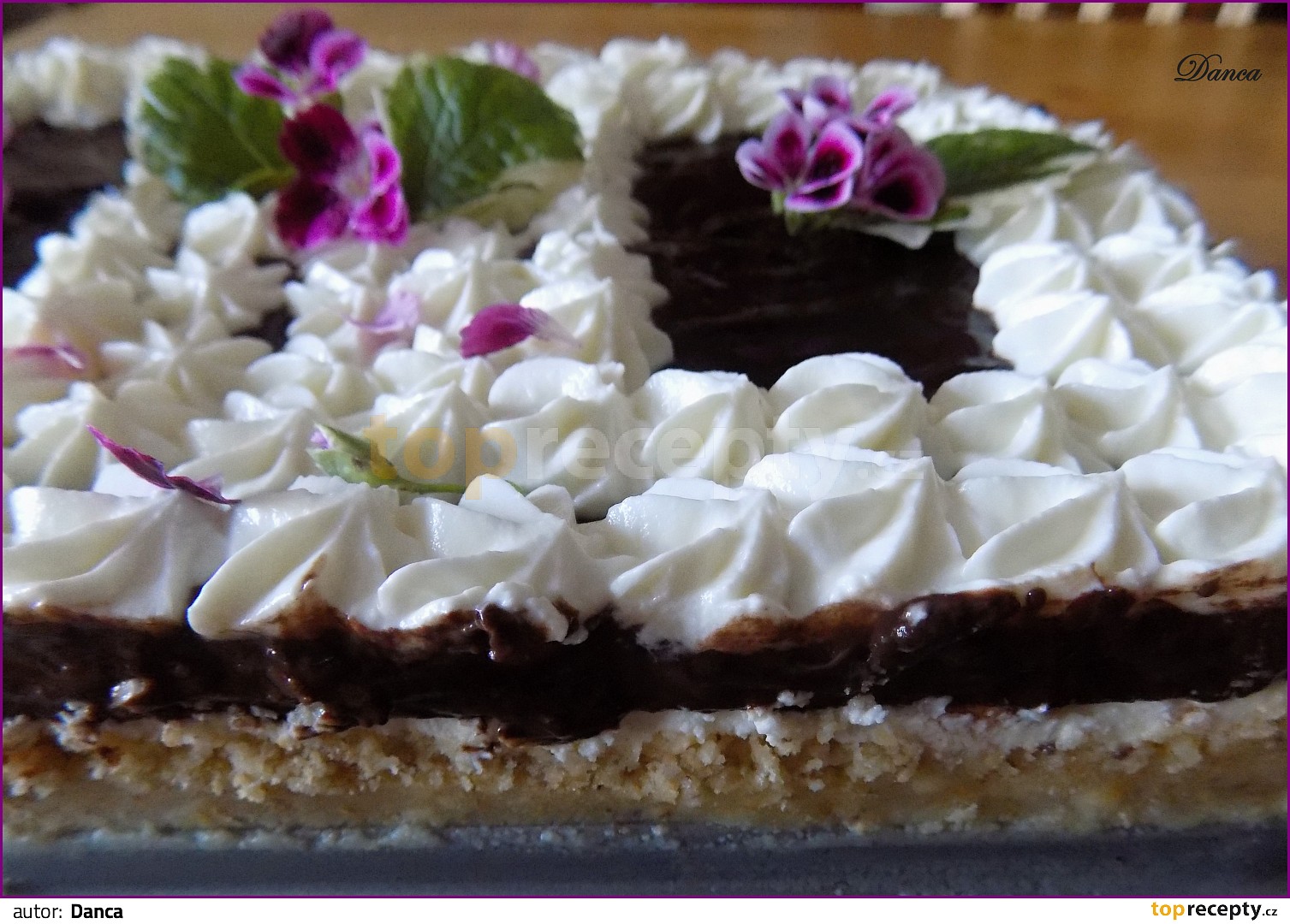 Nepečené řezy s pudinkem recept - TopRecepty.cz