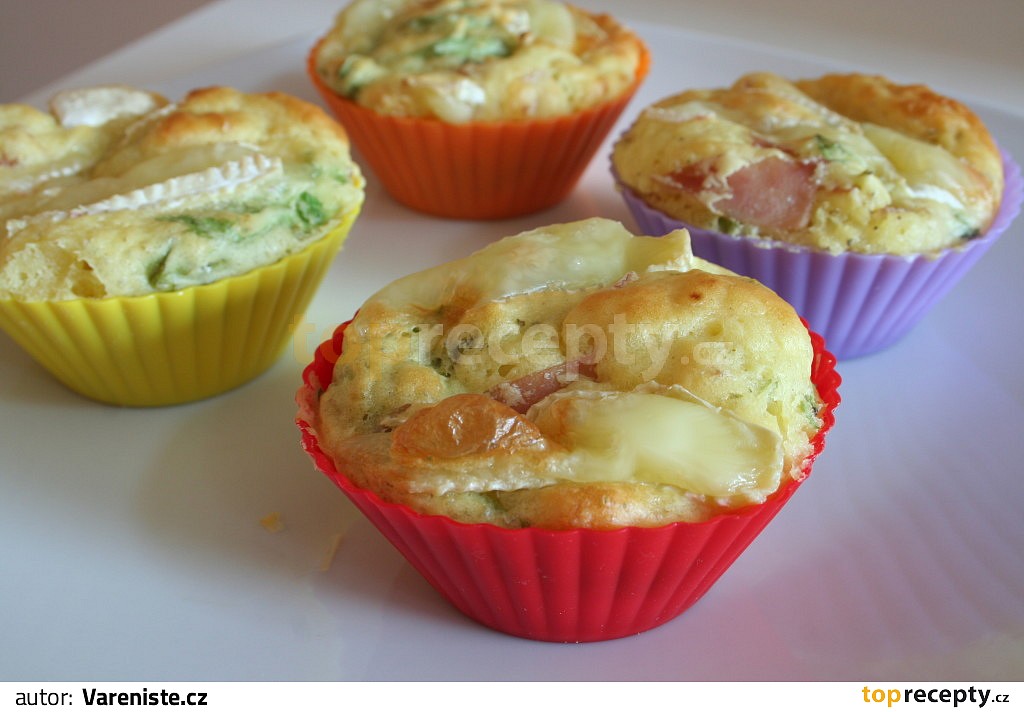Slané muffiny s rukolou a šunkou recept - TopRecepty.cz