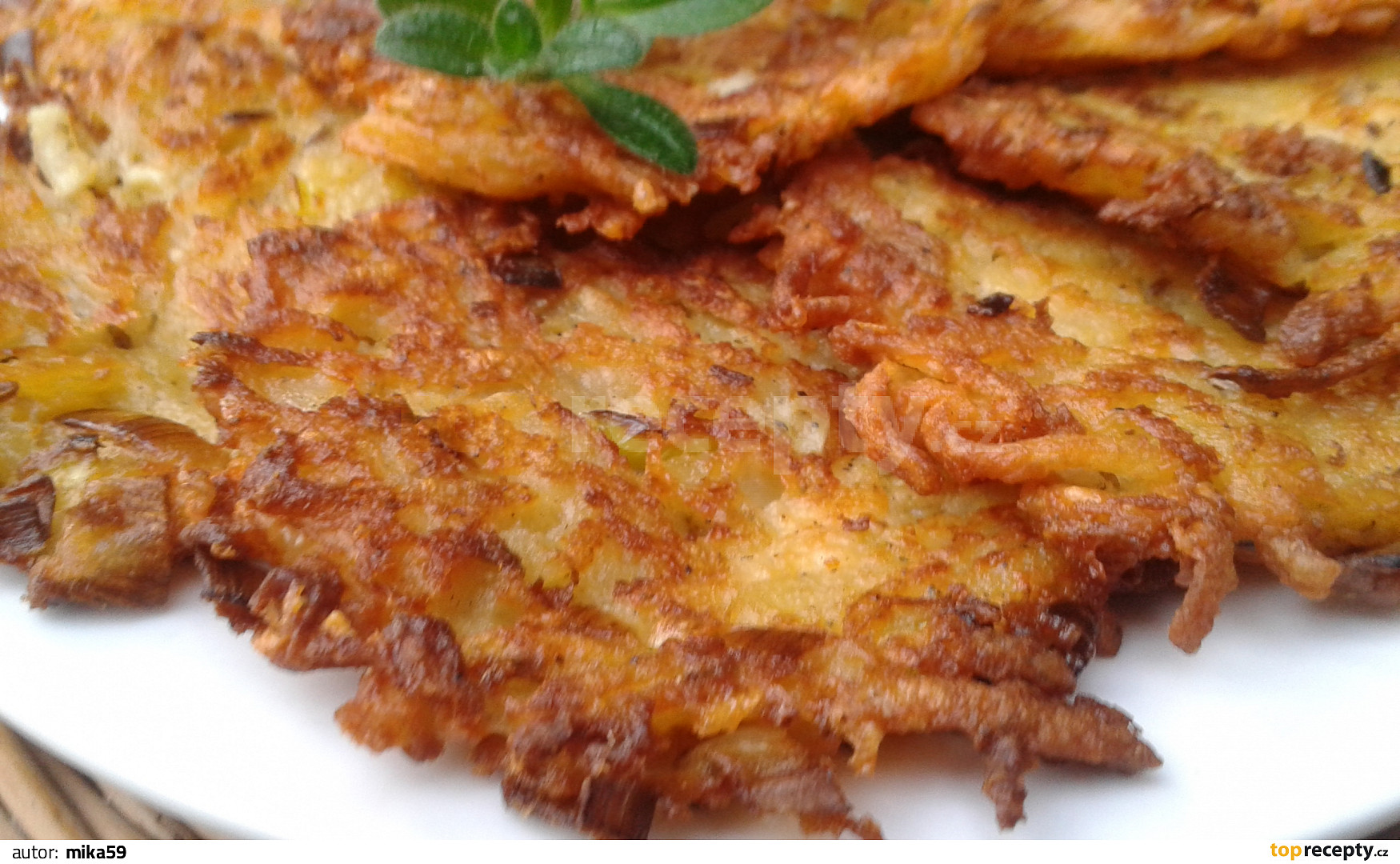 Bramborové placky se sýrem a pórkem recept - TopRecepty.cz