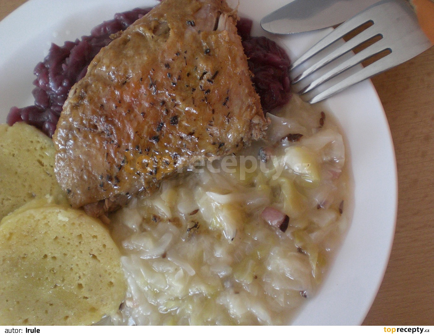 Kachna s červeným zelím a bramborovým knedlíkem - TopRecepty.cz