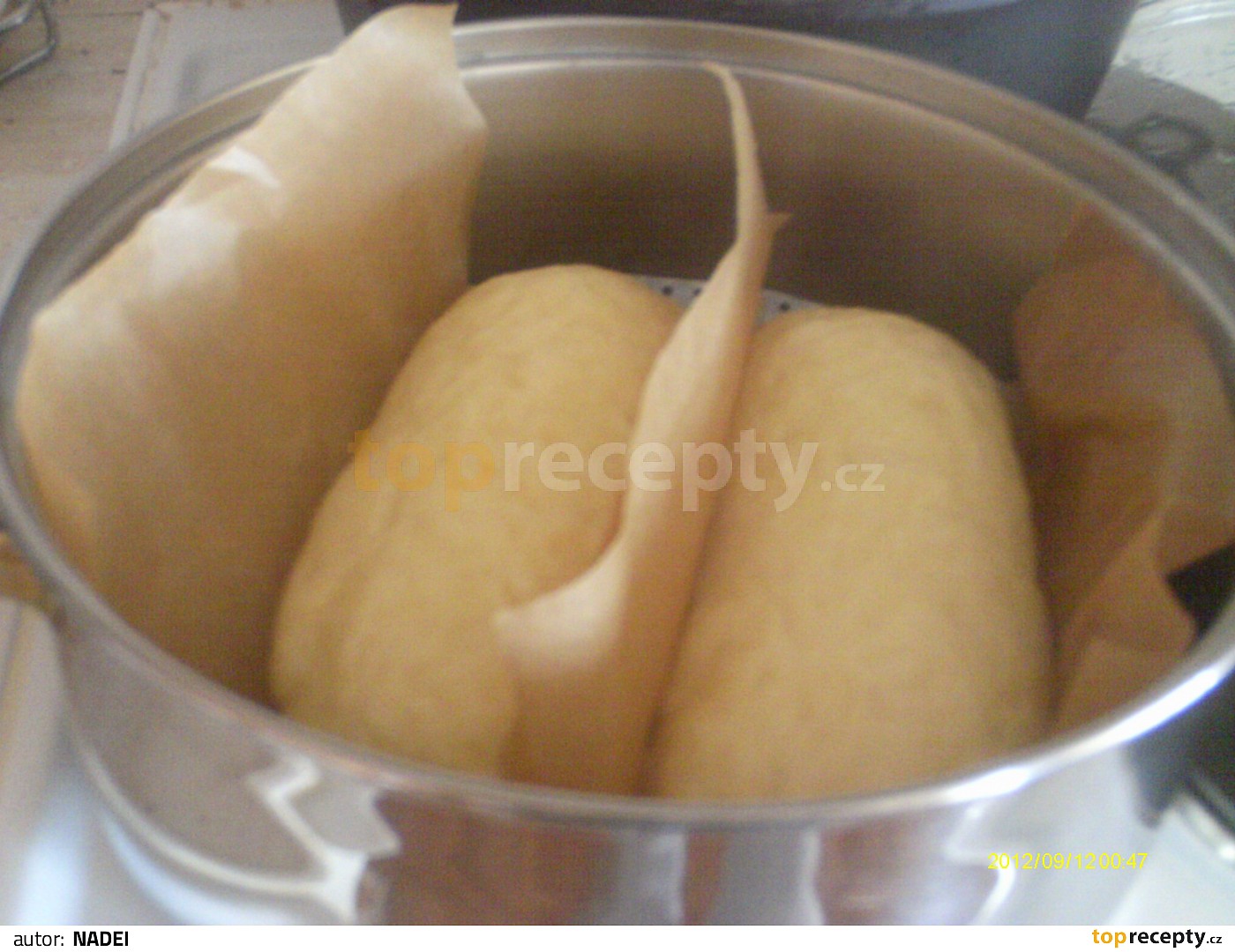 Kynutý houskový knedlík v páře recept - TopRecepty.cz